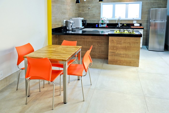 Móveis Alezzia modernizam refeitório da ABE América | Blog Palmetal